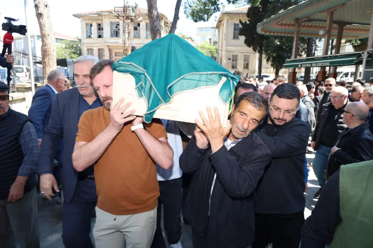 Genç yaşta gelen acı veda: 17 yaşındaki Ela, gözyaşları içinde toprağa ...