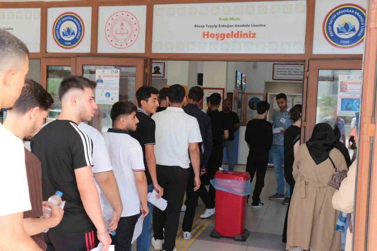 Cizre’de yks’ye geç kalan adayların yardımına polis yetişti - Yeni Birlik