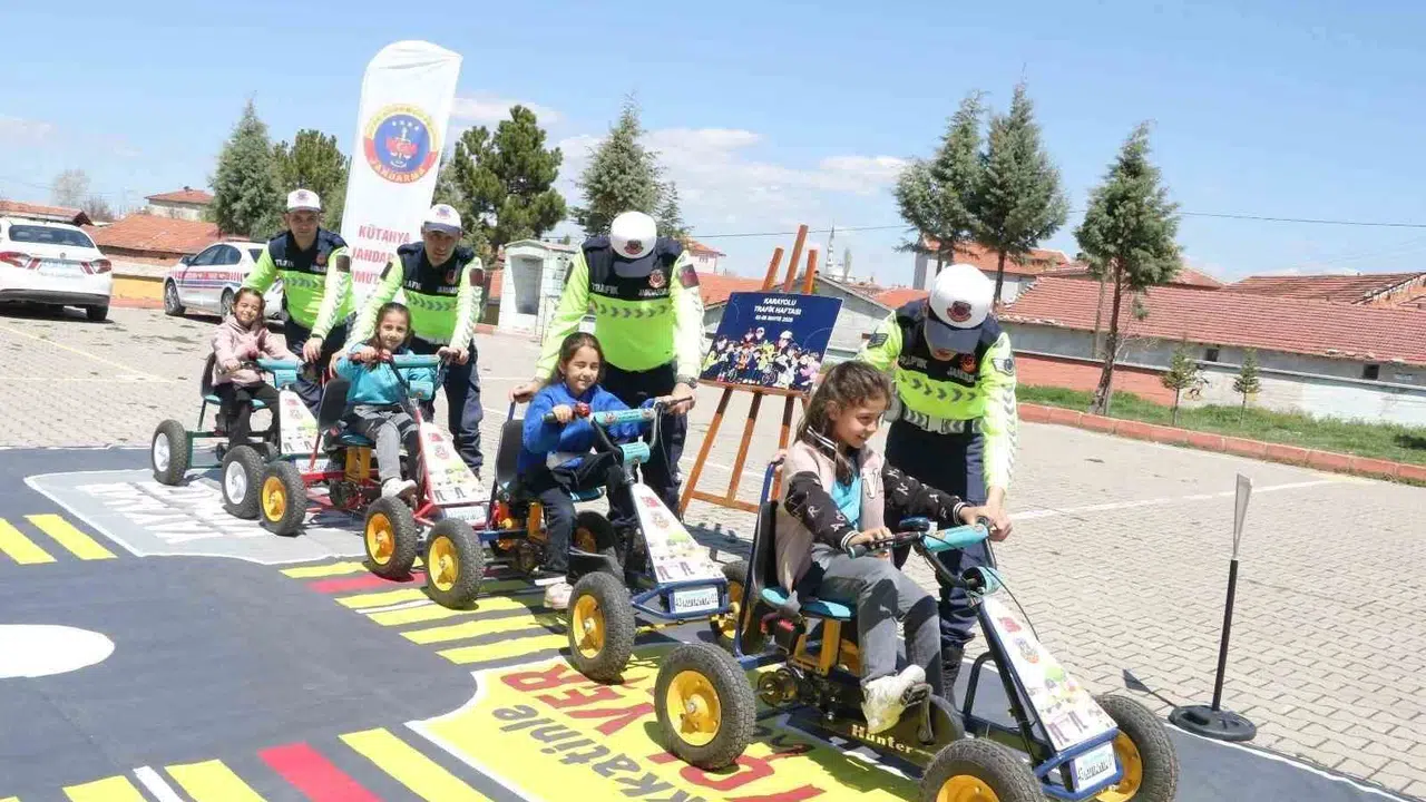 Minik öğrencilere trafik dersi: Jandarma sahaya indi, kuralları ...