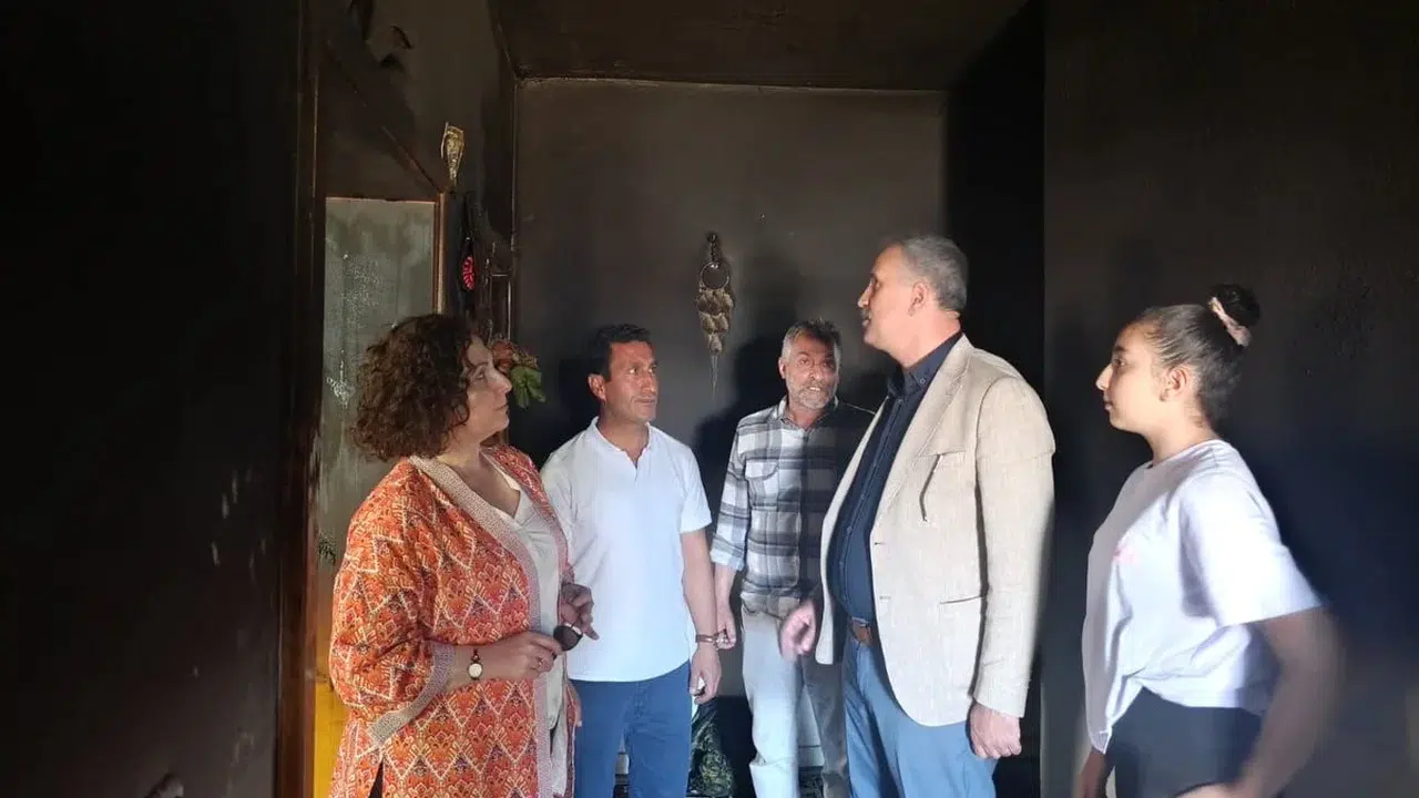 Ağrı Valisi Önder Bozkurt’tan yangında zarar gören aileye destek - Yeni ...