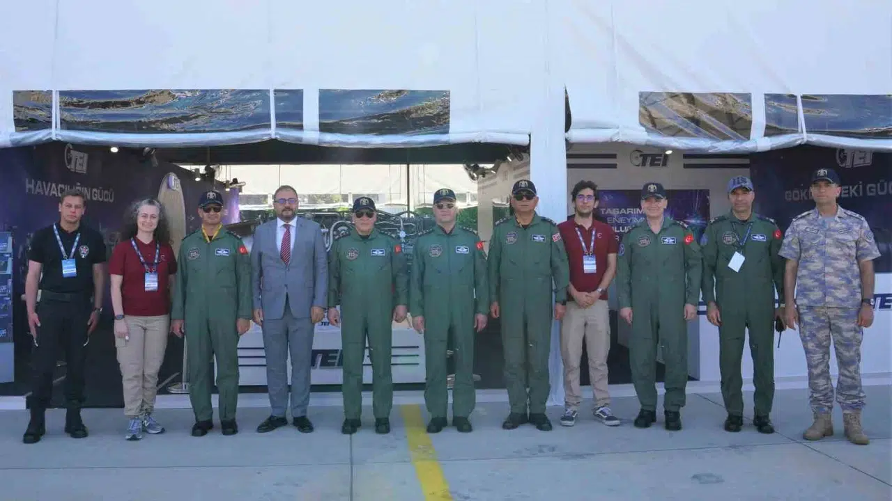 Gökyüzünün yerli gücü İzmir’de sahne aldı: TEI teknolojisi gençlerle ...